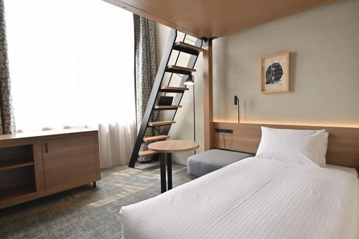 Cofres nos quartos, cortinas blackout, ferros/tábuas de passar roupa