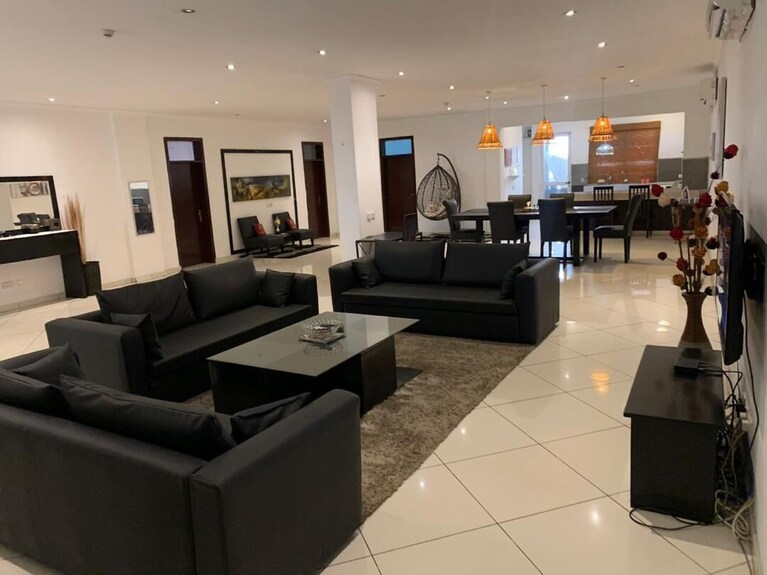 Huge 3 Bed In The Heart Of The City - Accra