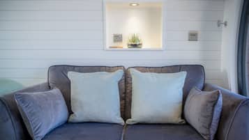 Apartamento (1 Bedroom) | Sala de estar | Smart TV de 32 polegadas com canais por cabo, televisor
