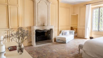 Quarto casal real | Área de estar | TV de tela plana