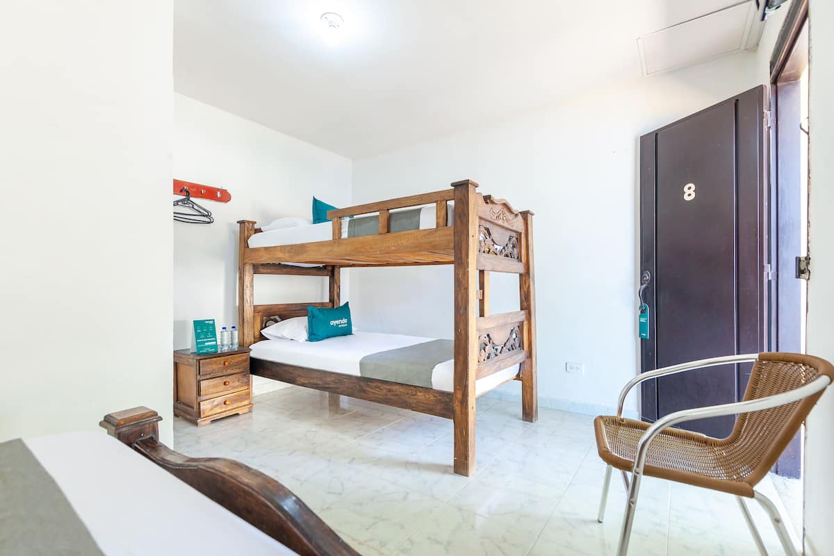 Quarto quádruplo standard | Roupas de cama antialérgicas, Wi-Fi de cortesia, roupa de cama