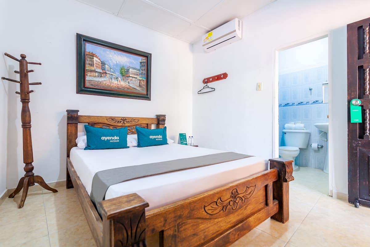 Quarto casal standard | Roupas de cama antialérgicas, Wi-Fi de cortesia, roupa de cama