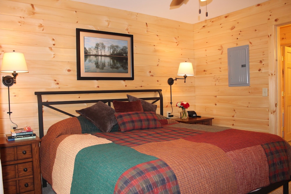 Romantic One-bedroom Cabin Near Smuggler's Notch - Vermont