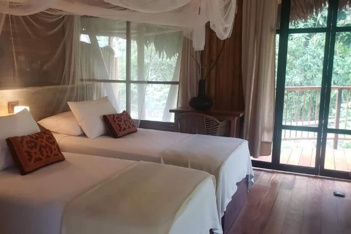 Roupas de cama antialérgicas, frigobar, escrivaninha