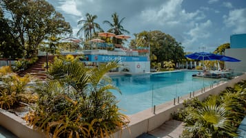 2 piscinas exteriores