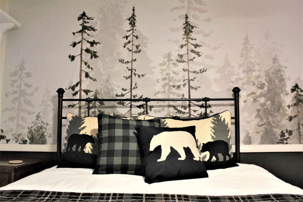 Hot Tub•movie Room•game Room•dogs Allowed•centrally Located•fenced In Property - Big Bear Lake, CA