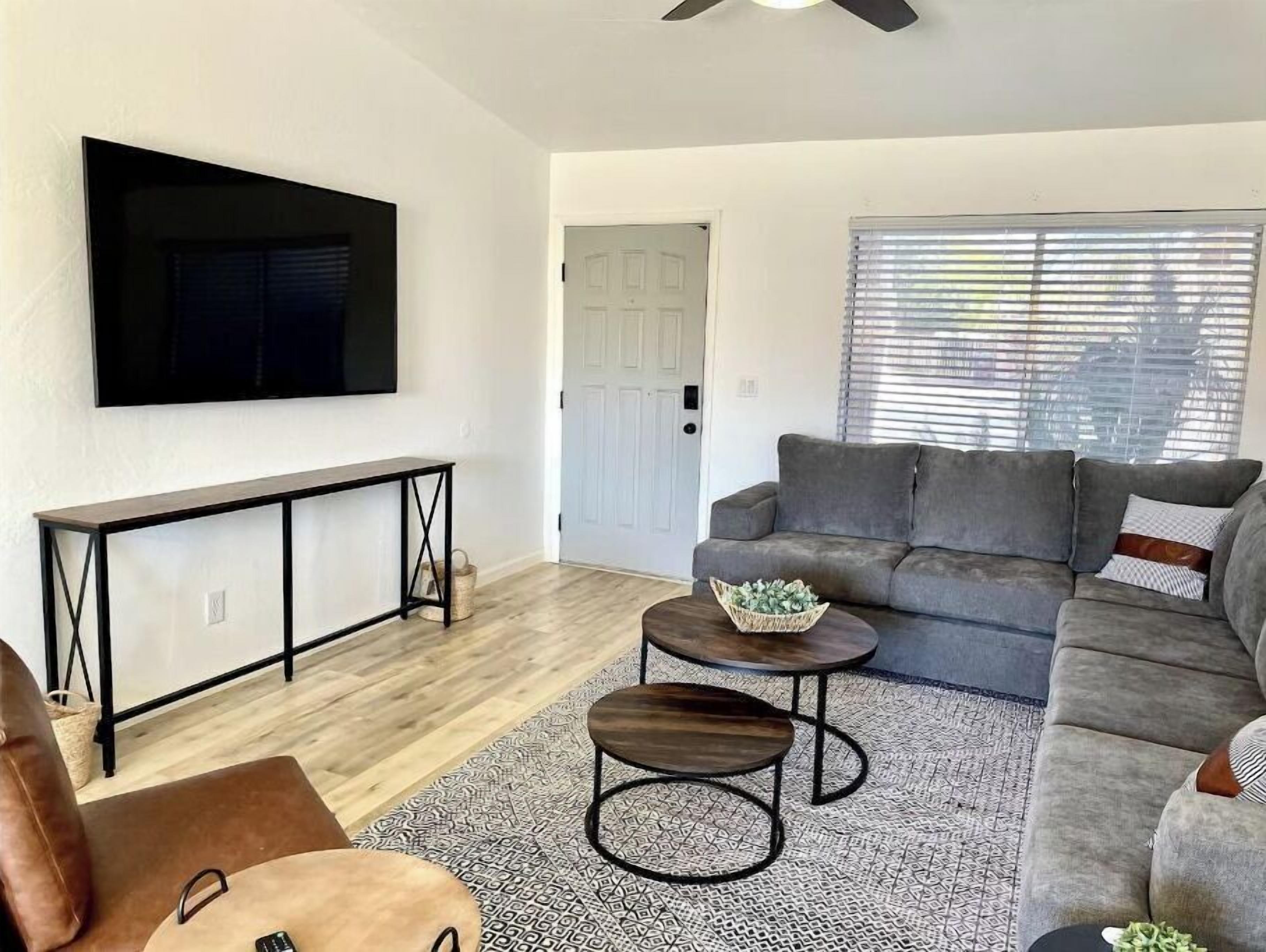 Desert Manor - Fully Remodeled 3 Bedroom Home With Game Room And Hot Tub! - Chandler