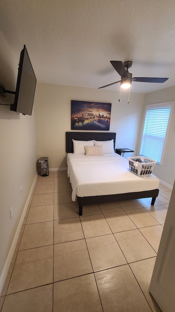 City Lights Queen Bedroom With Shared Lavatory - Lakeland, FL