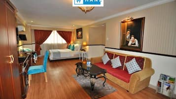 Quarto casal luxo, 1 cama Queen, para não fumantes, vista para a cidade | Individualmente decorados, individualmente mobiliados, escrivaninha