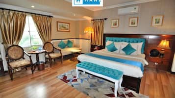 Quarto casal luxo, 1 cama Queen, para não fumantes, vista para a cidade | Individualmente decorados, individualmente mobiliados, escrivaninha
