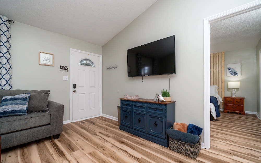 Amazing For Large Groups Or Crews- 7 Beds/ 4 Bedrooms - Warner Robins, GA