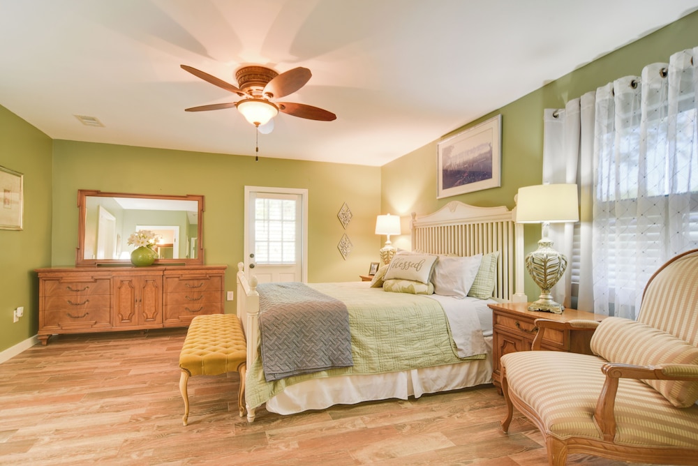 Riverfront Getaway W/ Hot Tub & Game Room! - New Port Richey, FL