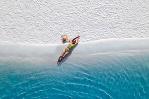 Uma praia privada, snorkel, esqui aquático 