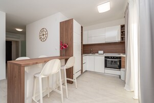 Apartamento, 1 quarto, terraço | Cozinha privada | Chaleira elétrica, toalhas de papel