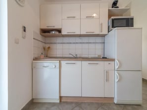 Apartamento (One Bedroom Apartment with Balcony - ) | Cozinha privada | Um frigorífico 