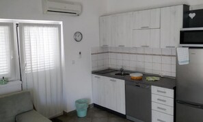 Apartamento (One Bedroom Apartment with Balcony - ) | Cozinha privada | Um frigorífico 