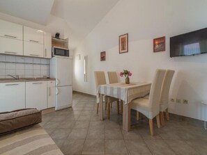 Apartamento (One Bedroom Apartment with Balcony - ) | Cozinha privada | Um frigorífico 