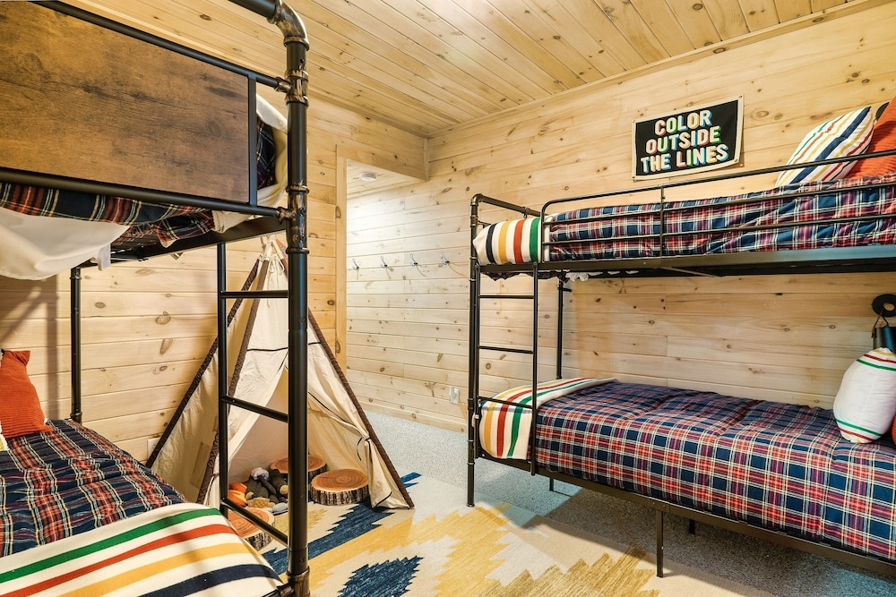 Blue Ridge Luxury Cabin - Views, Hot Tub & Firepit - Mineral Bluff, GA