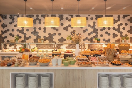 Pequeno-almoƧo tipo buffet diƔrio (15 EUR por pessoa) . Holiday Inn Barcelona-Sant Cugat by IHG