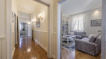 Apartamento de Luxo | Sala de estar | Televisor de ecrã plano de 40 polegadas com canais digitais, televisor