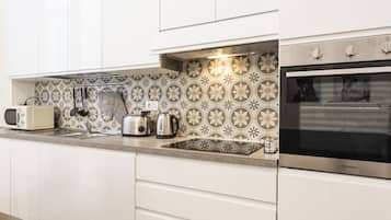 Apartamento Cidade | Cozinha privada | Um frigorífico, um micro-ondas, um forno, uma placa de cozinha