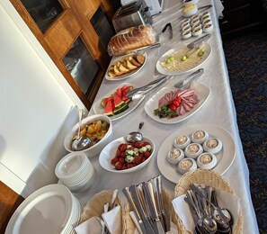 Café da manhã feito na hora todos os dias mediante uma taxa