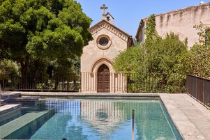 Piscina exterior, guarda-sóis, espreguiçadeiras 