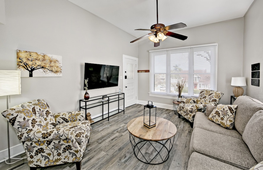 2 Blocks To Downtown Square ! - Arizona