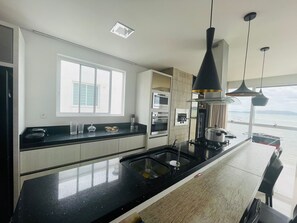 Apartamento de Luxo | Cozinha privada | Um frigorífico/congelador grande, um micro-ondas, um forno 