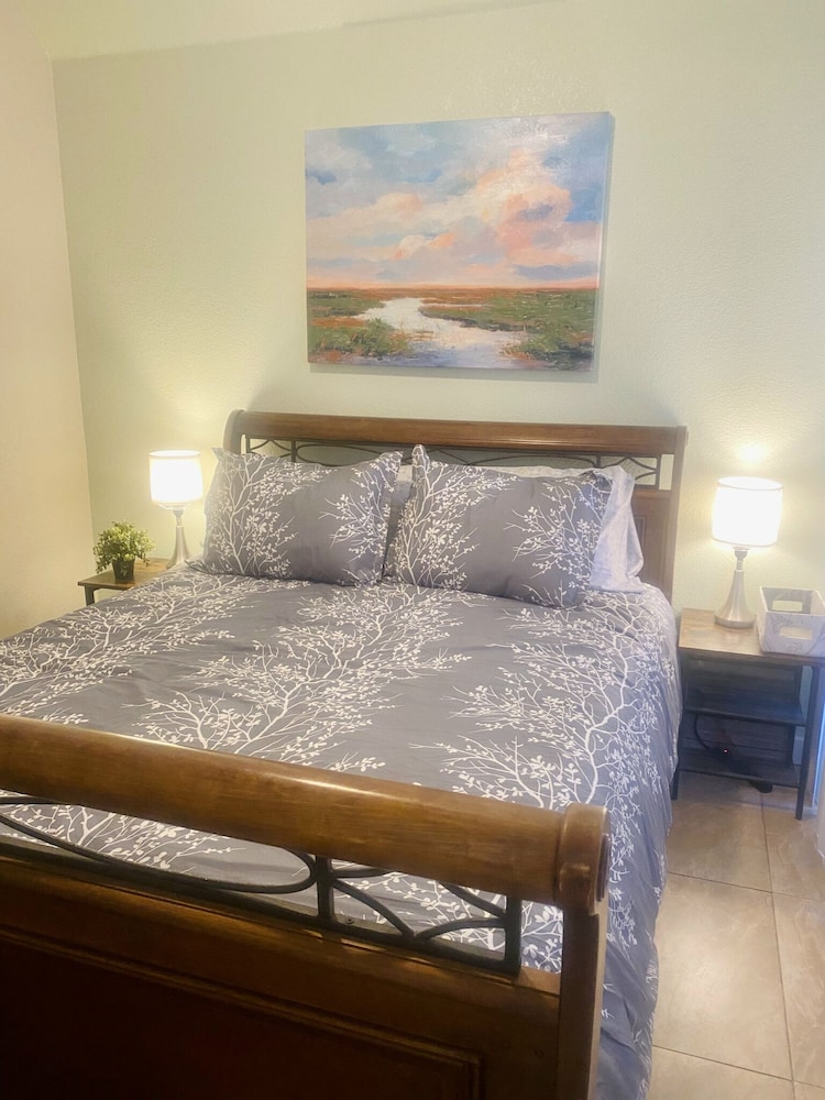 Serene Urban Retreat With Indoor Fireplace, Walk To Foodie Heaven & More! - Farmers Branch, TX