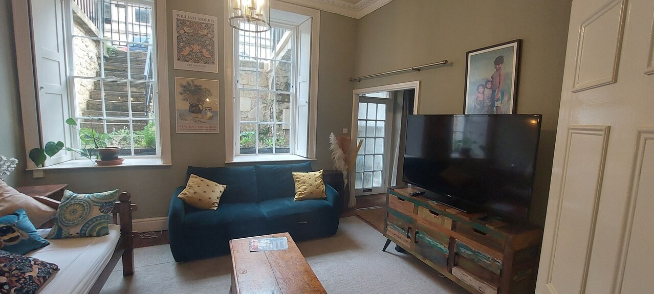 Grade 1 - Centrally Located Georgian Maisonette - 2 Bedroom - Bath