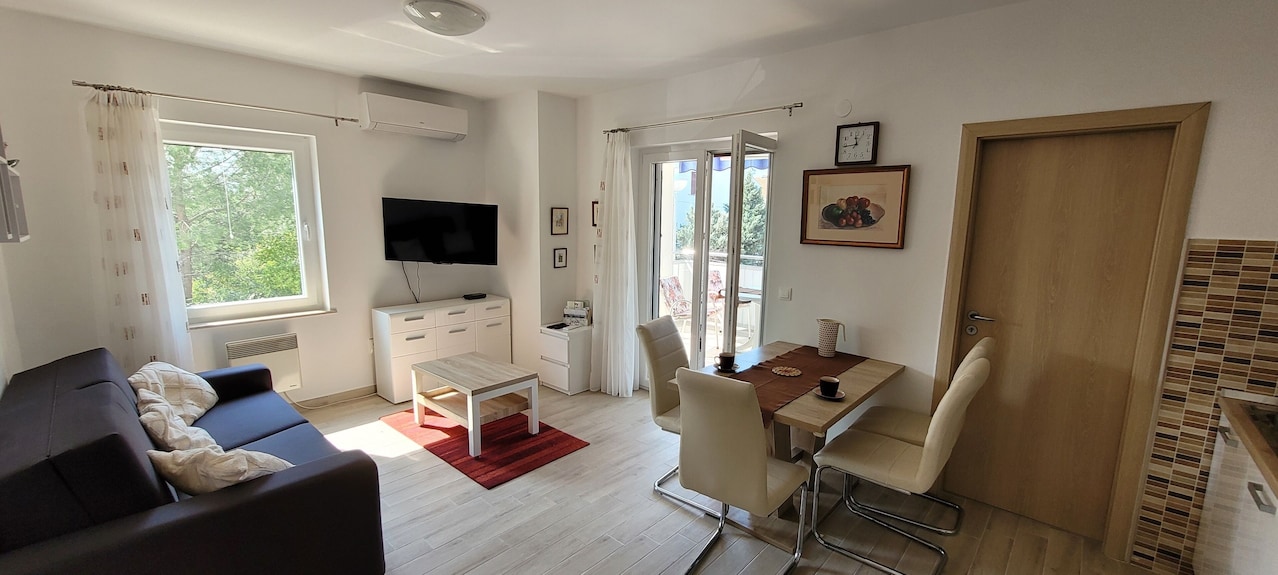 Luvano's Place - Principality Of Zarijak, Apartment 5 Min Form Beaches - Krk
