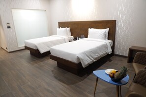 Quarto duplo standard | Roupas de cama premium, cofres nos quartos, escrivaninha