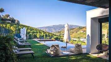 Piscina exterior sazonal, guarda-sóis, espreguiçadeiras