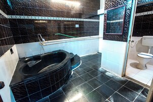 Quarto Familiar, 1 quarto | Casa de banho | Um polibã, artigos de higiene pessoal grátis, toalhas fornecidas 