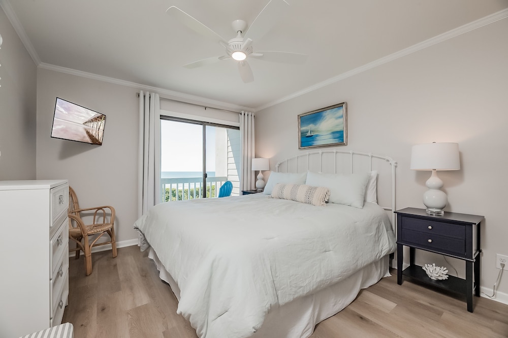 Beautifully Updated Oceanfront Condo With A Pool - Atlantic Beach, NC
