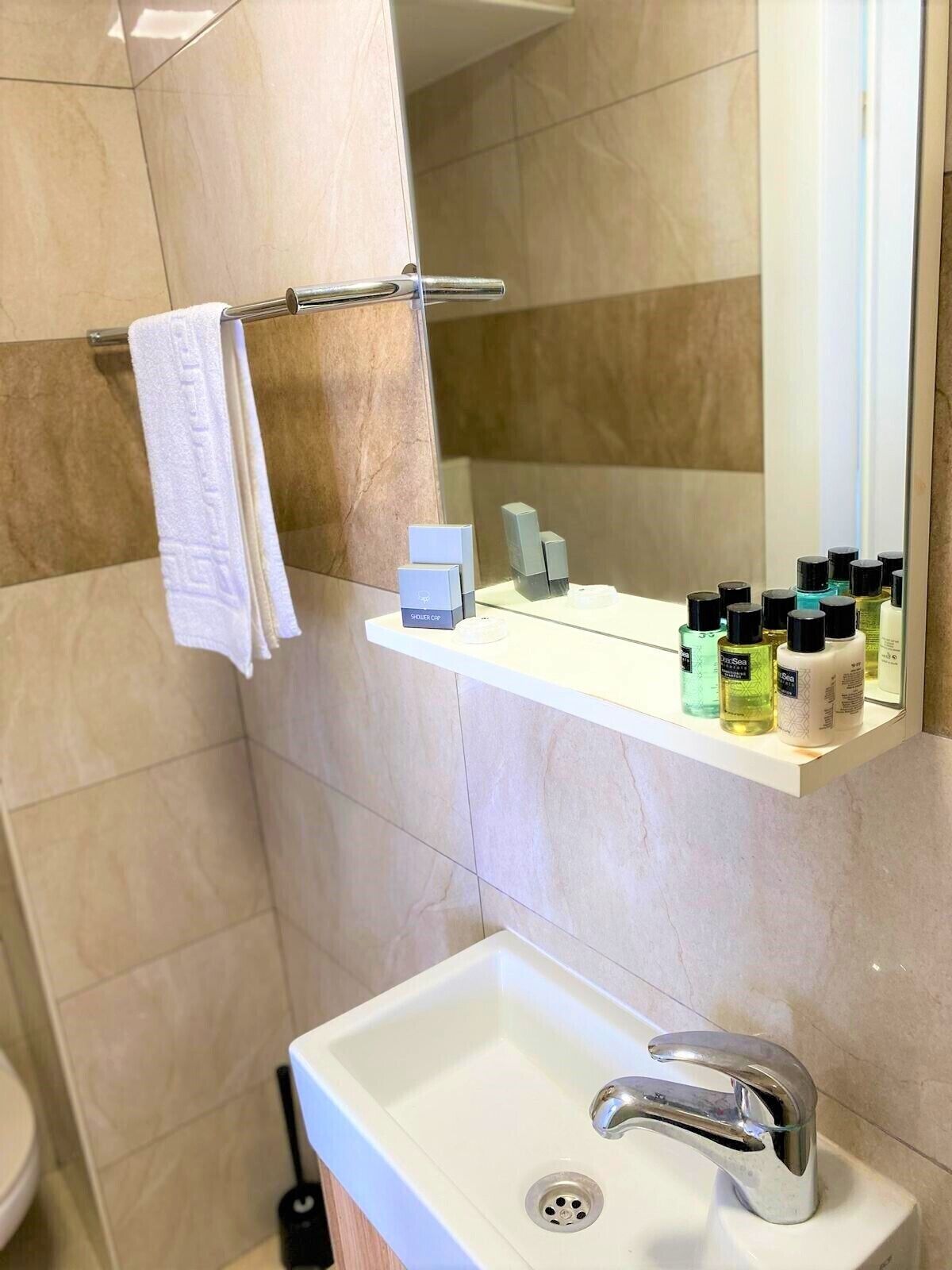 Um polibã, um chuveiro fixo, toalhas fornecidas, sabão 