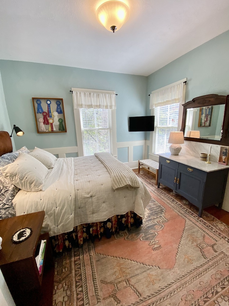 Cozy Historic Cottage In The Woods. 10 Minute Walk To Town - Tryon, NC