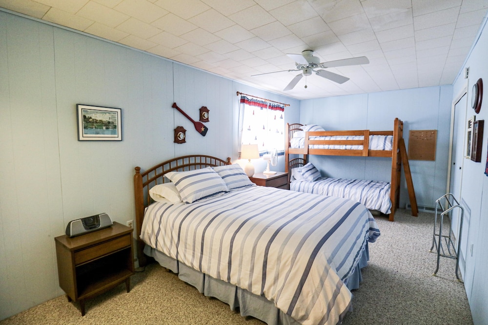 Comfortable Home Close To All Attractions In Charlevoix - Charlevoix, MI