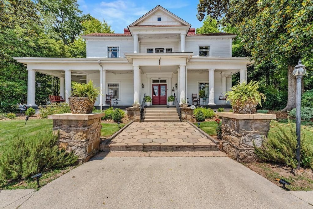 The Veranda Historic Inn - Peachtree City, GA