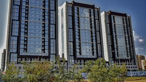 Um edifício moderno de vários andares com grandes janelas.