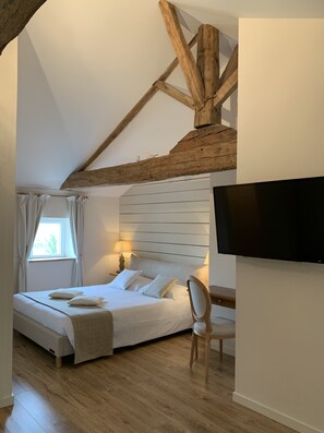Quarto quádruplo exclusivo, 1 cama Queen e sofá-cama, para não fumantes, vista para o jardim | Roupas de cama premium, individualmente decorados, escrivaninha