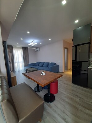 Apartamento Comfort | Sala de estar | Smart TV de 40 polegadas com canais digitais, televisor 