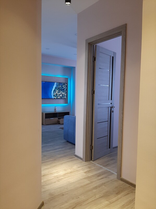 Apartamento Comfort | Sala de estar | Smart TV de 40 polegadas com canais digitais, televisor 