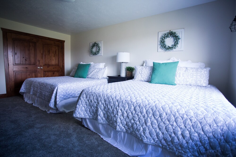 Newly Renovated Spacious Home, Hot Tub. Prices Reduced On '25 Summer Dates Left! - Garden, UT