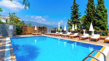 Piscina externa, guarda-sóis, espreguiçadeiras