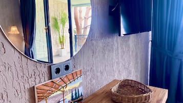Quarto Romântico, banheira, vista para o mar | Roupa de alta qualidade, minibar, com decoração personalizada