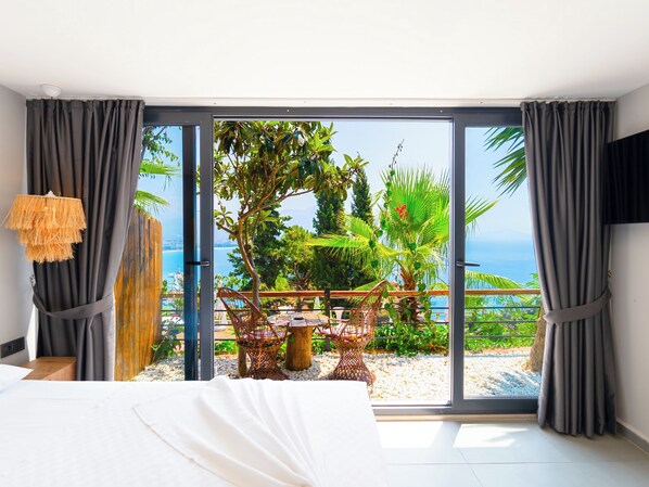 Quarto Design, terraço, vista para o mar | Roupa de alta qualidade, minibar, com decoração personalizada 