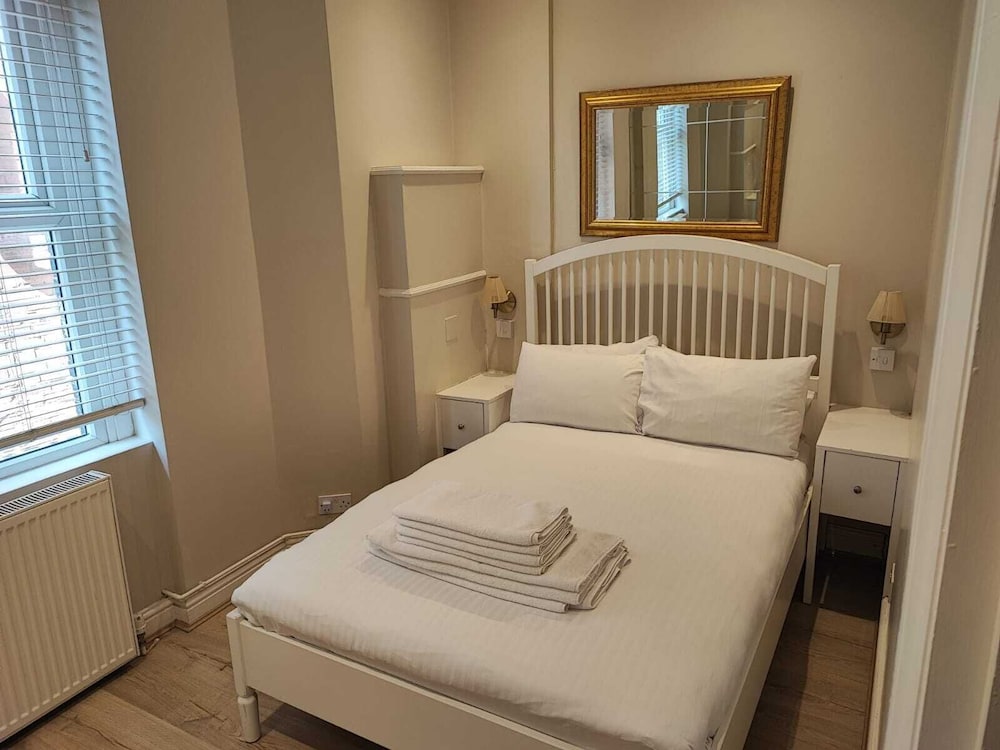 Lovely Apartment-12 Minutes Tube From Central London,sleeps 6,parking On Street - Southall (Little India) - London