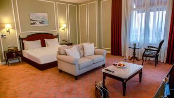 Corner Suite | Minibar, cofre no quarto, secretária